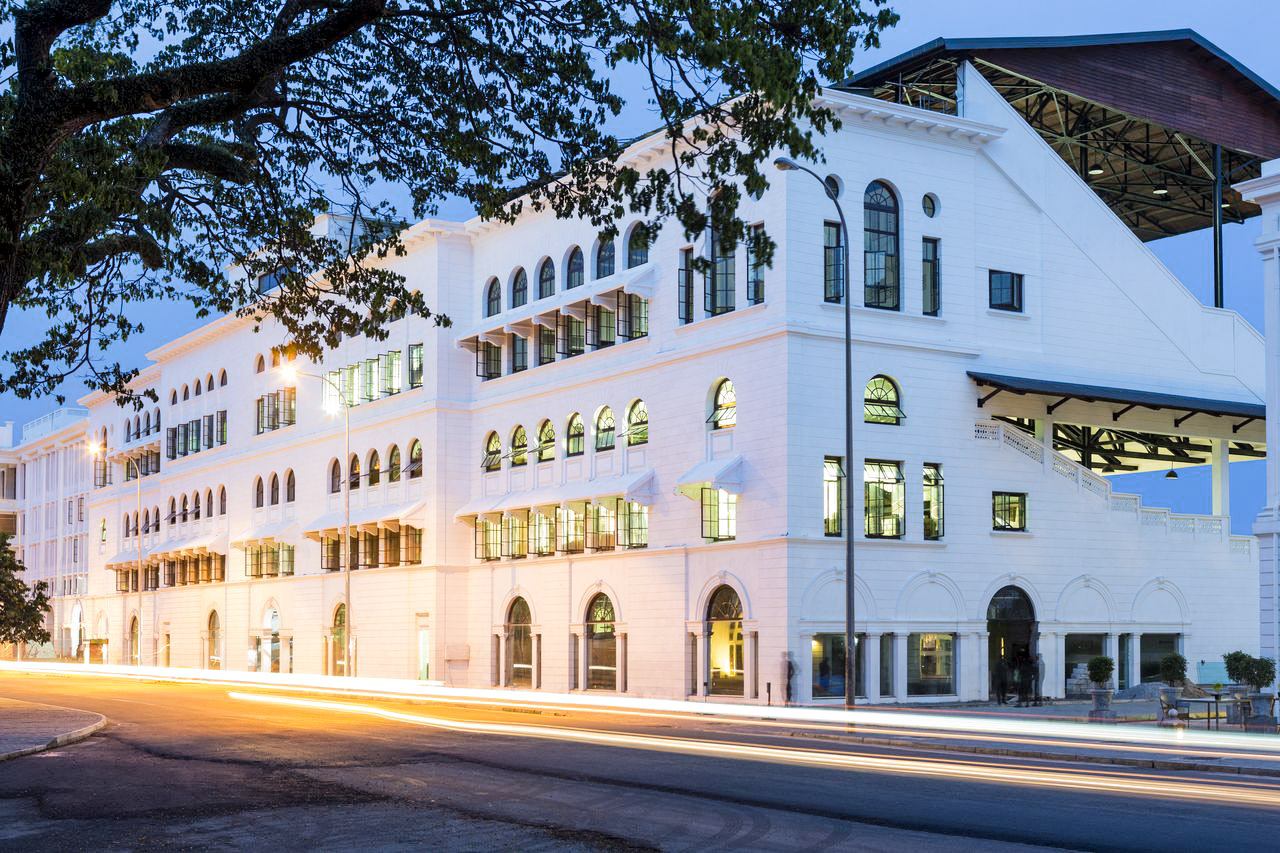 Colombo: A sunlit escape - Hand of Colors